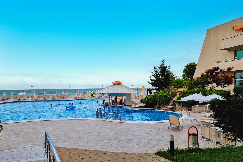 AluaSun Helios Beach - Obzor hotels | Jet2holidays